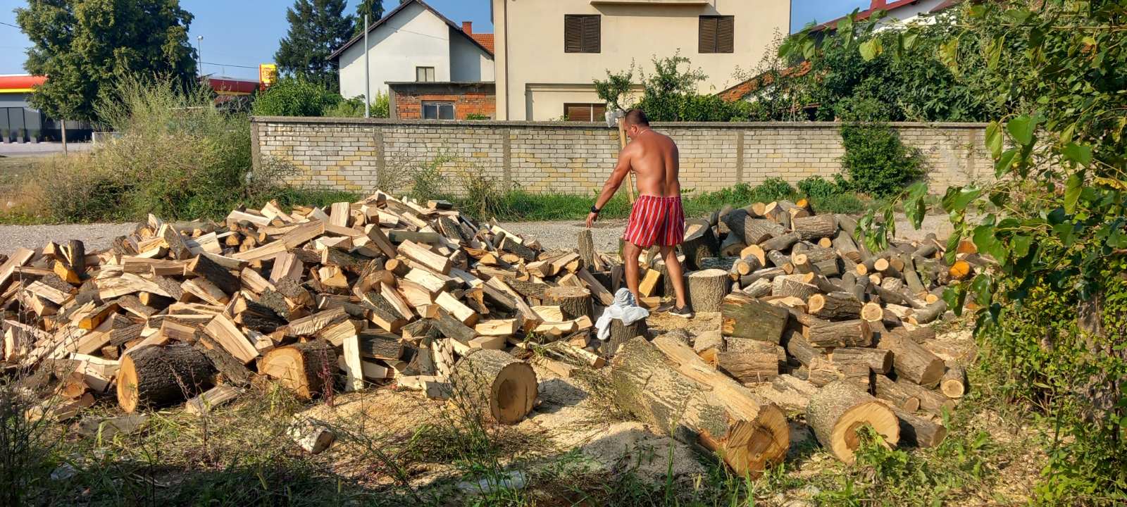 VEOMA POVOLJNO REZEM DRVA ZA OGREV 10 KM PO METRU - BDBOX