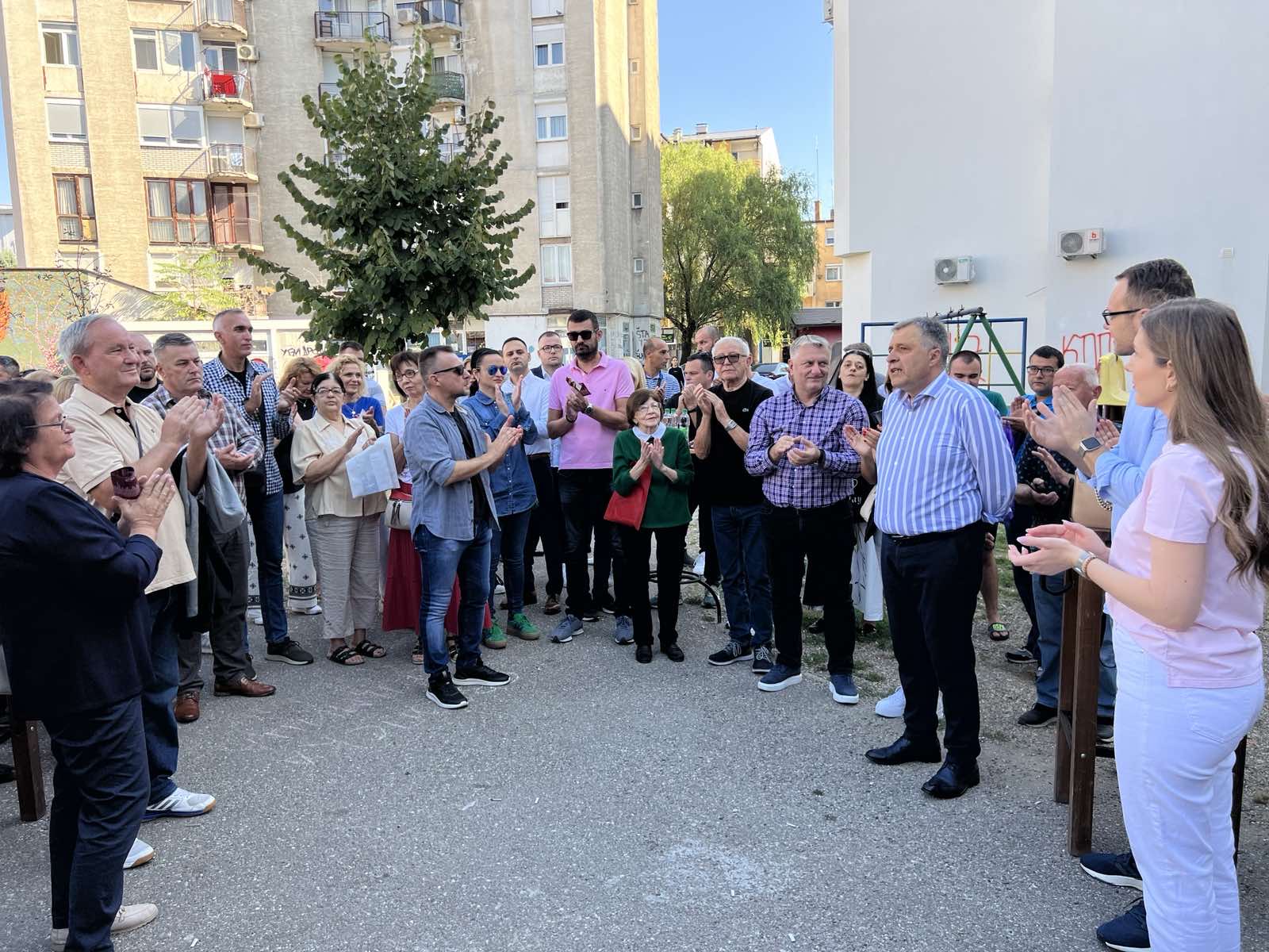 Dr Lazić i kandidati SNSD-a sa građanima MZ Stari Grad, Filip Višnjić i ...