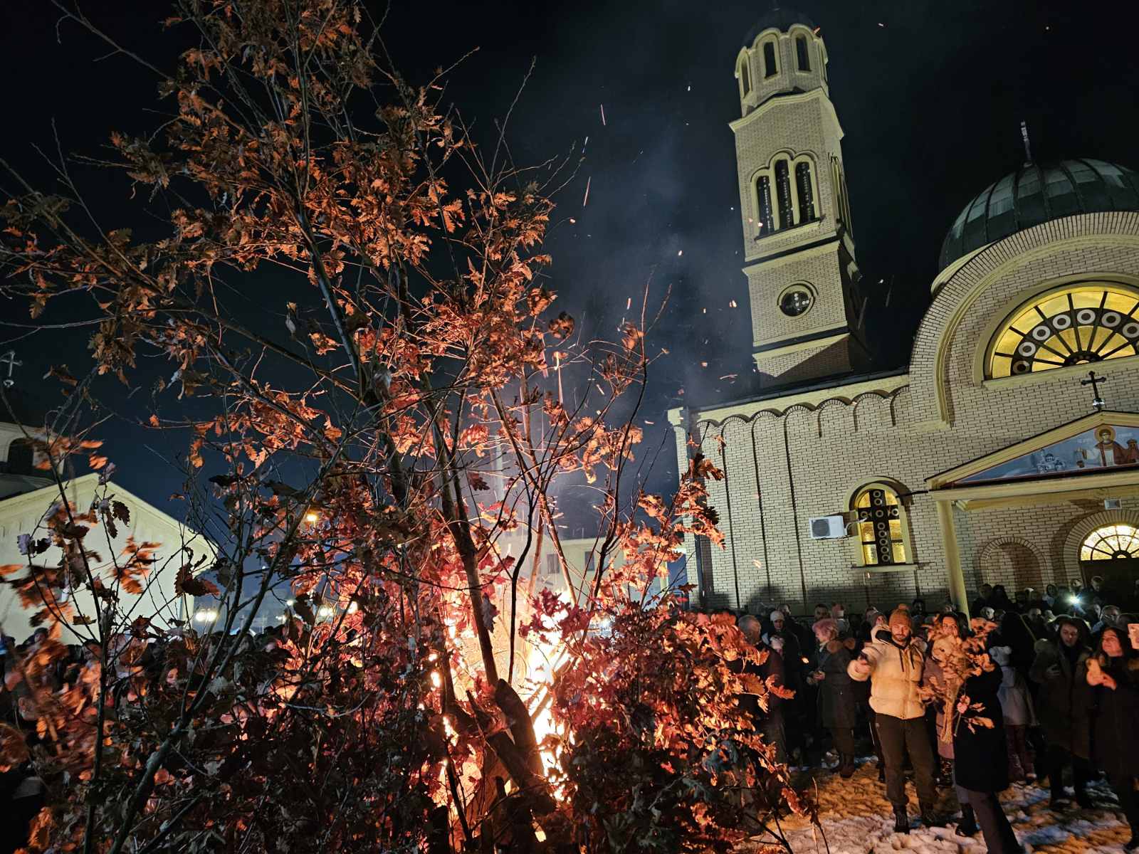NALAGANJE BADNJAKA U UGLJEVIKU: Svaka iskra ljubav daje FOTO