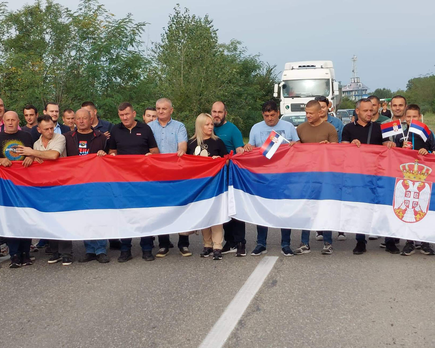 Cvijetinović: Vezivanjem zastava građani Srbije i Srpske simbolično ...