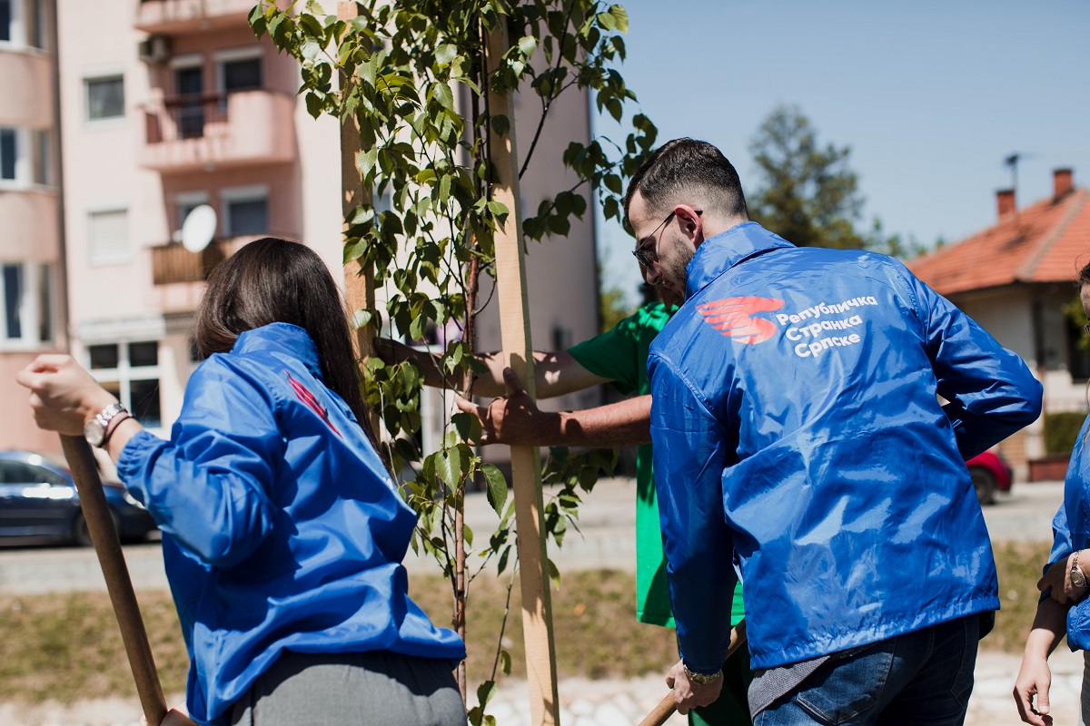 Omladinci RSS posadili breze u okviru akcije „April – mjesec čistoće“